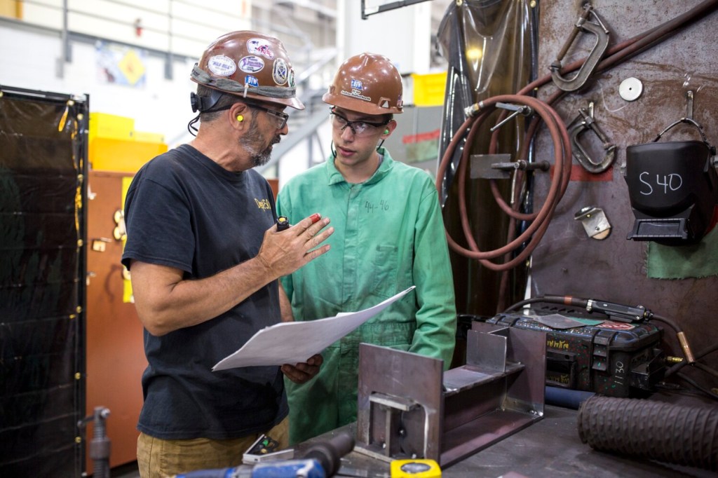 Facing a raft of retirements, BIW seeks 1,000 new hires