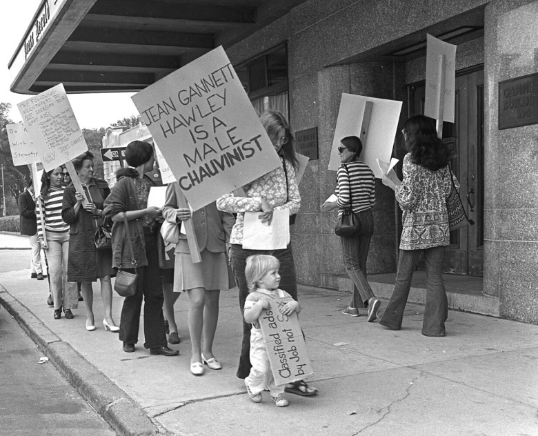 Historical photos of the 1970s: Protests, highways and pantsuits