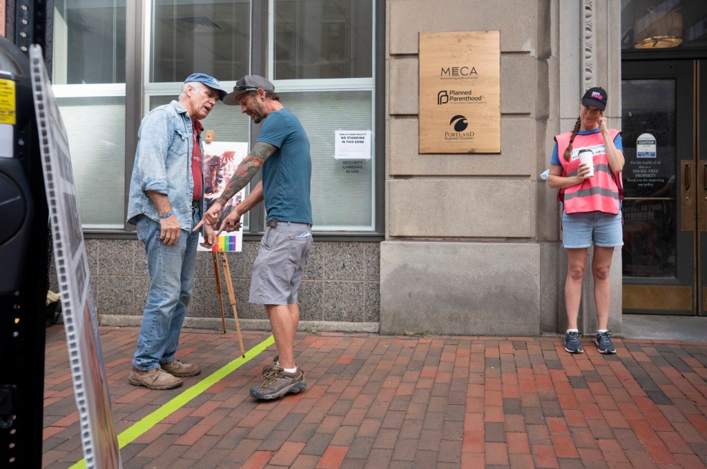 A line is drawn between protesters, patients outside Planned Parenthood ...