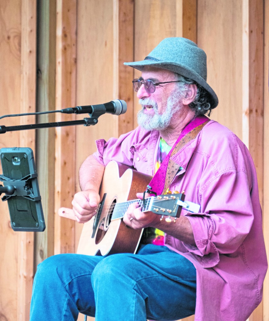 Stan Davis returns to Oasis of Music