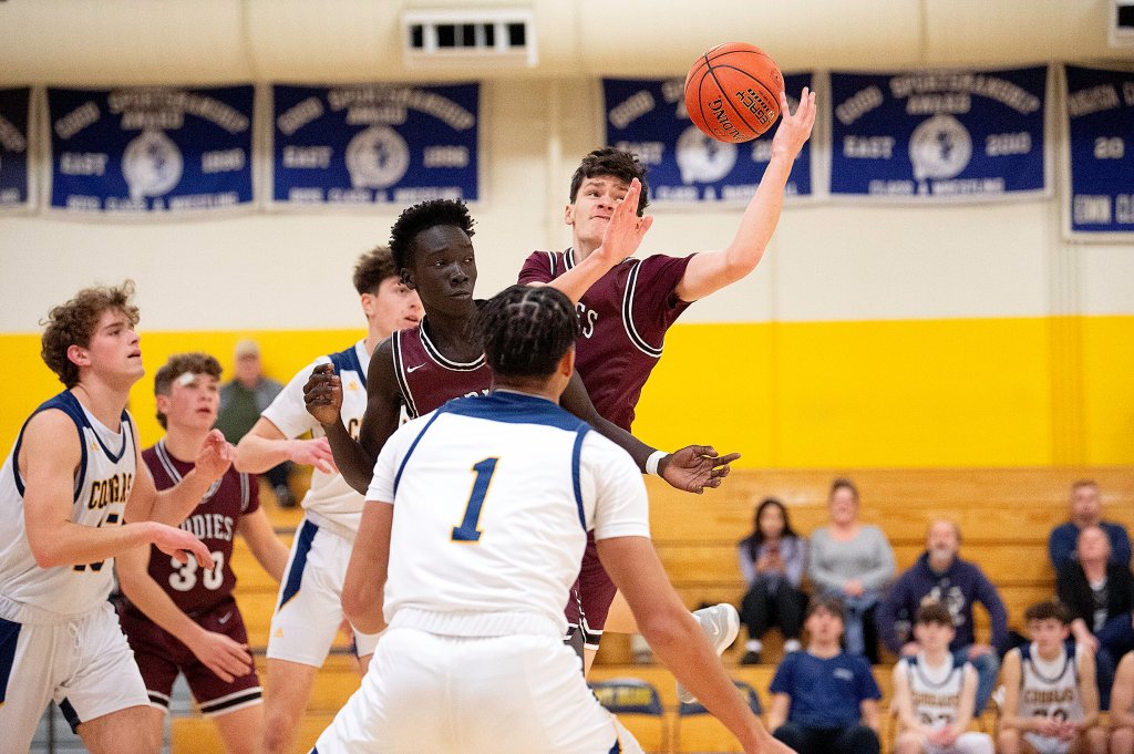 Boys basketball: Mt. Blue regains lost lead to edge Edward Little