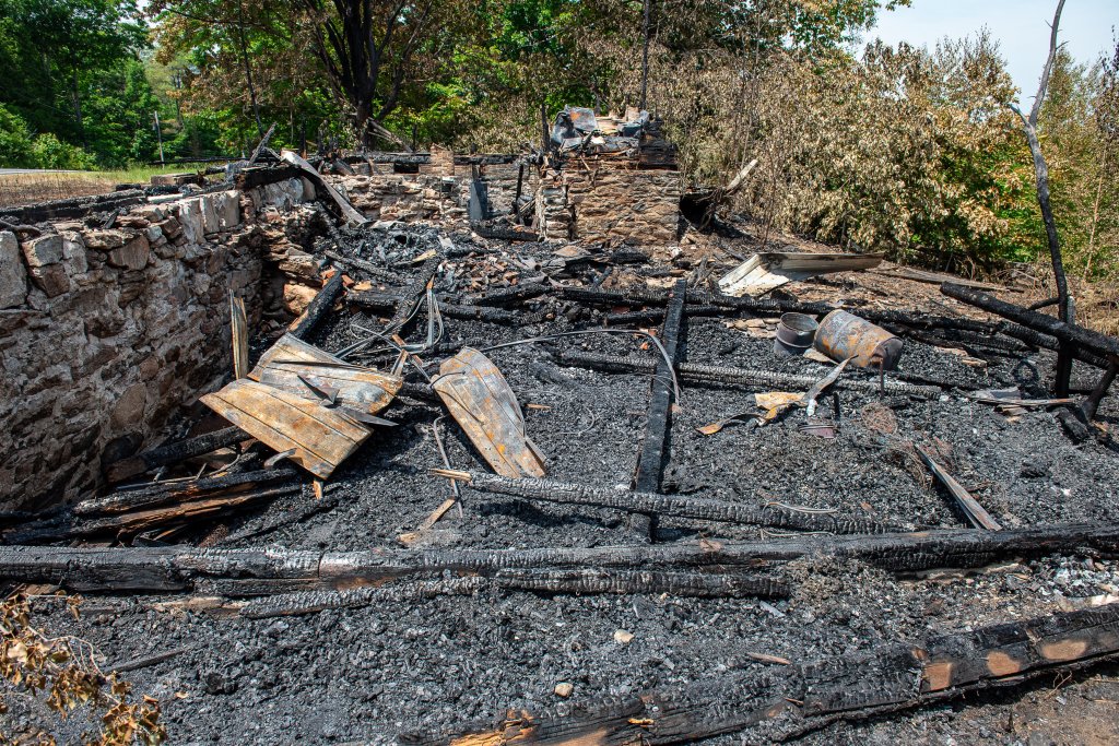 Early morning fire burns down abandoned farmhouse in Auburn