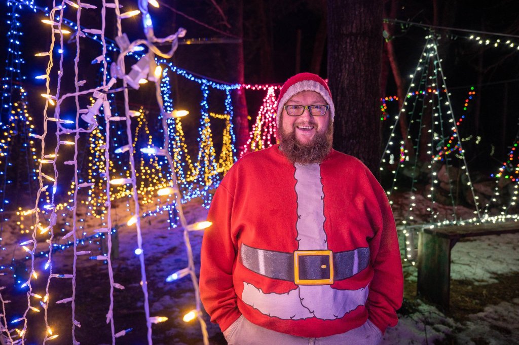 Hebron man’s 62,000-light display brings holiday cheer