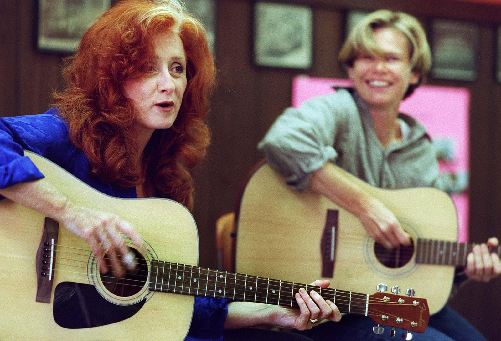 Throwback photo: Bonnie Raitt’s 1999 visit to Boys & Girls Club of Portland