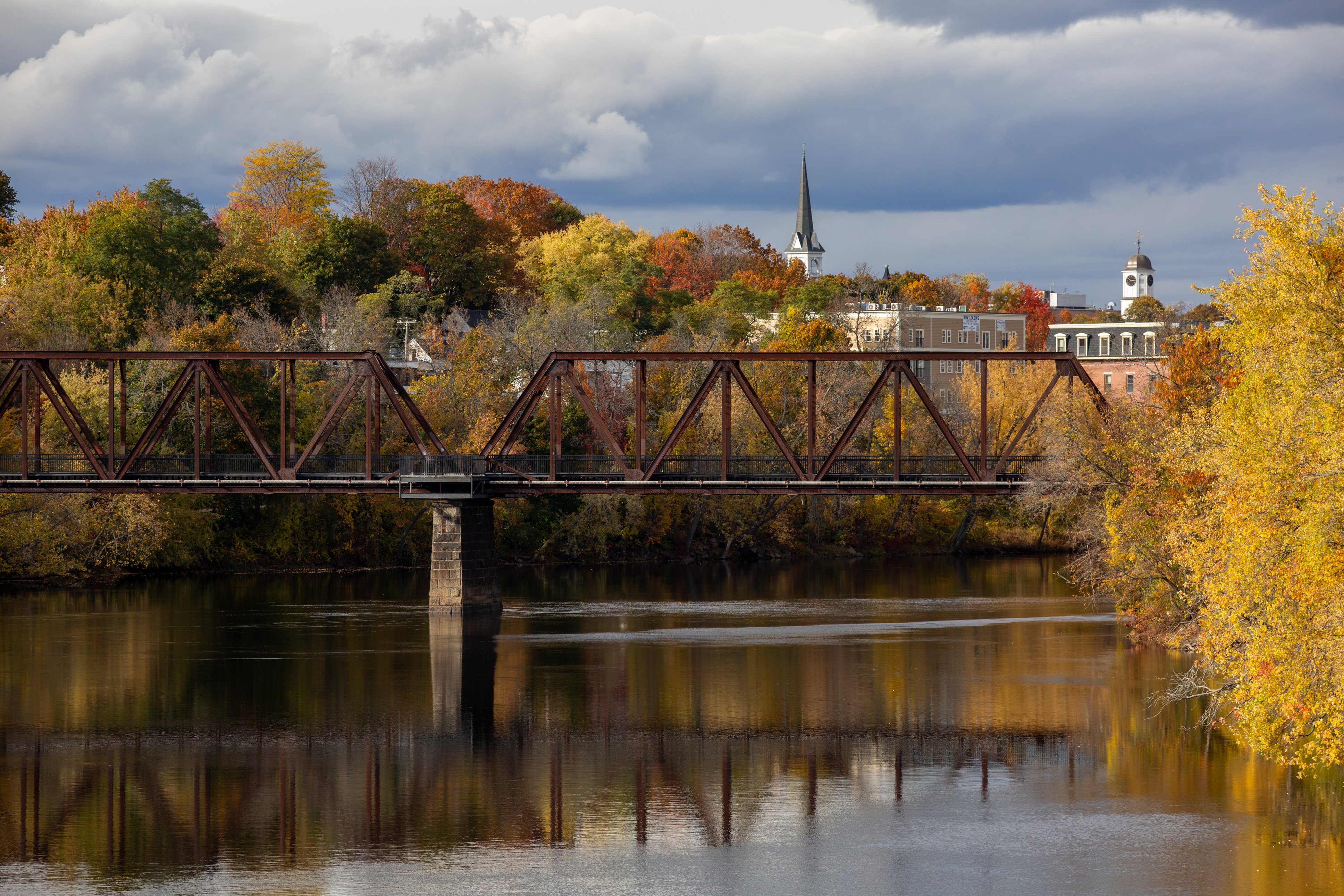 Fall colors flatter Androscoggin River