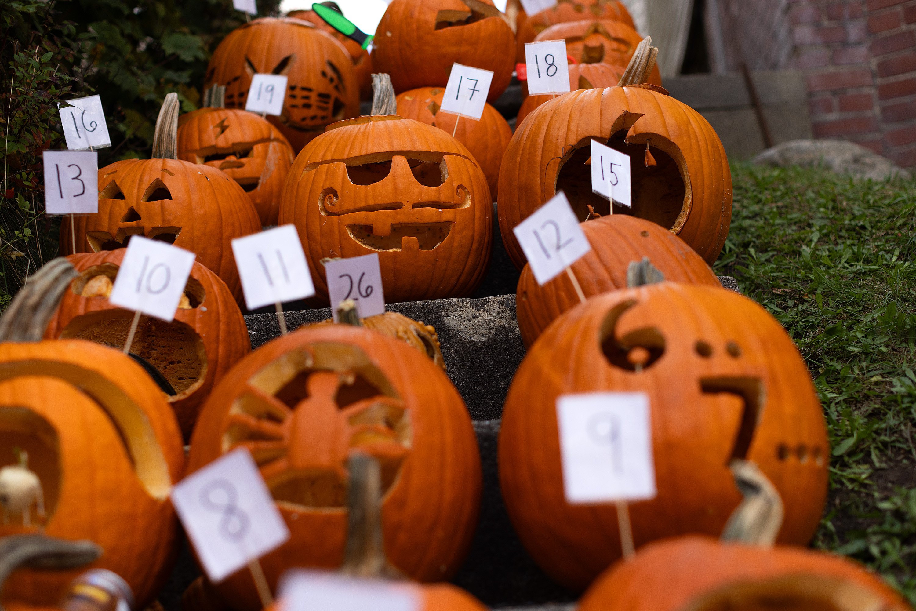 Portland neighborhood casts ballots in pumpkin carving contest