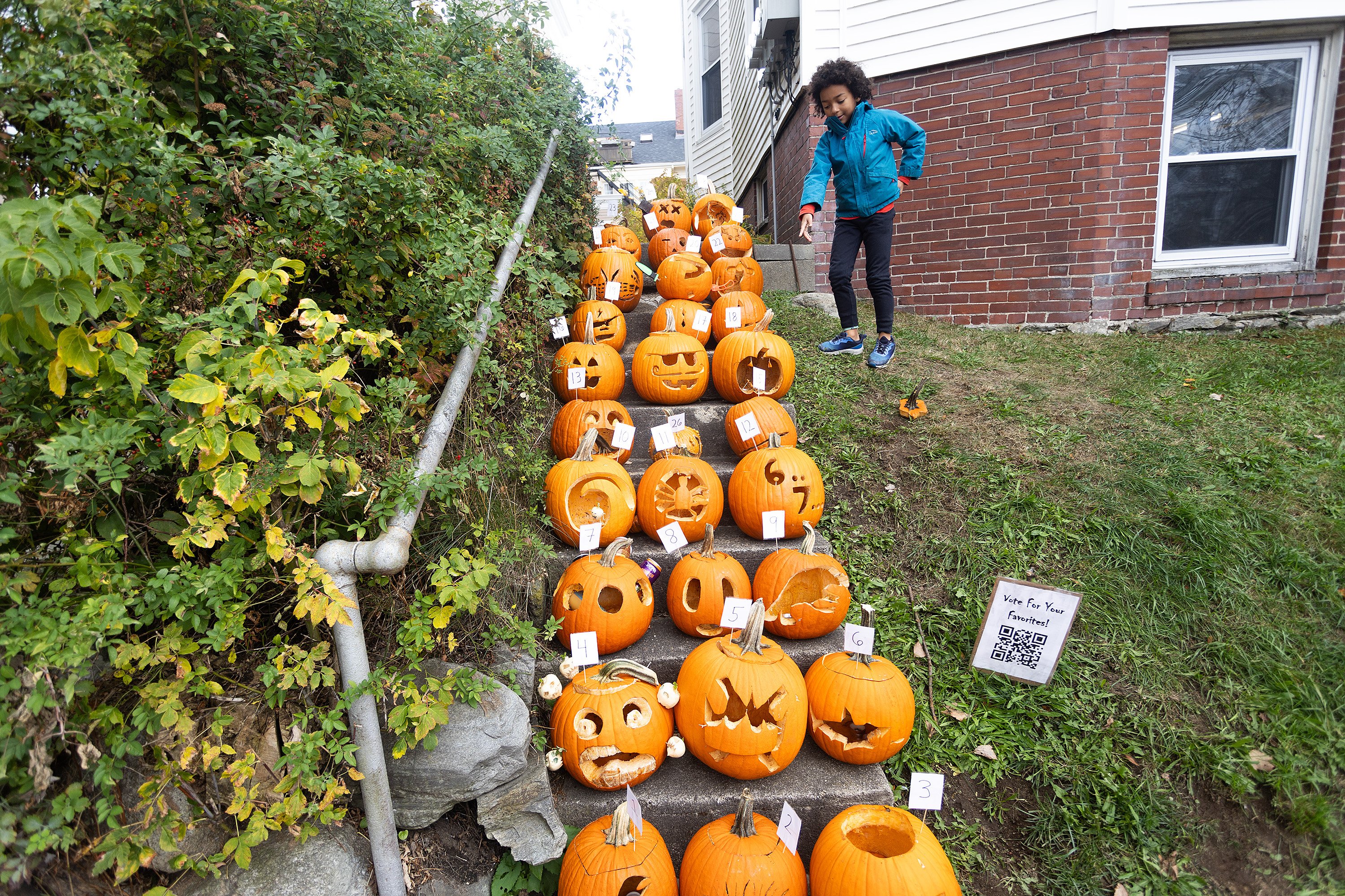 Portland neighborhood casts ballots in pumpkin carving contest