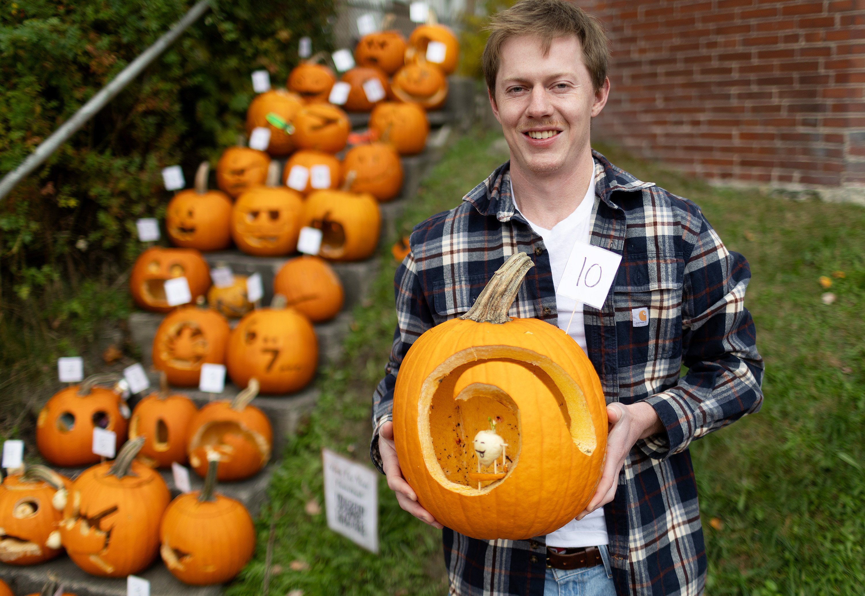 Portland neighborhood casts ballots in pumpkin carving contest