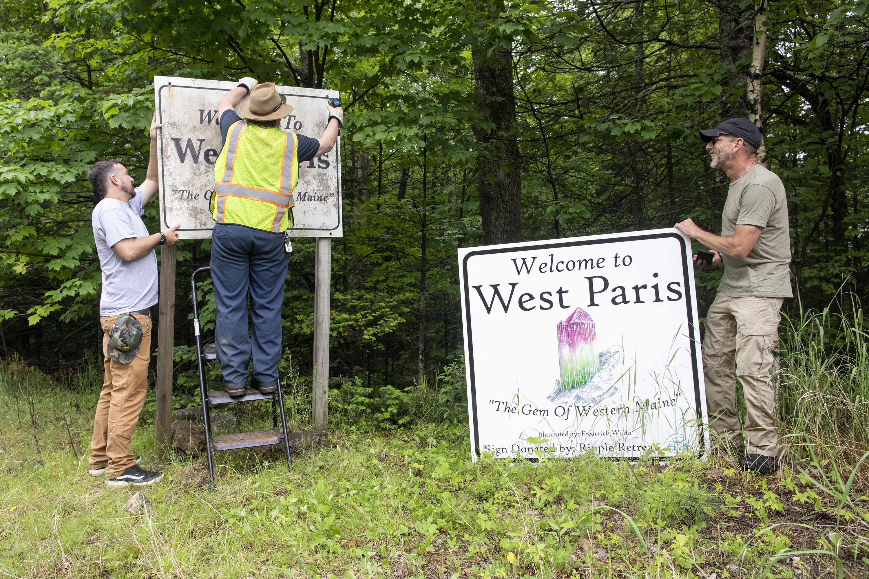 West Paris unveils new welcome signs